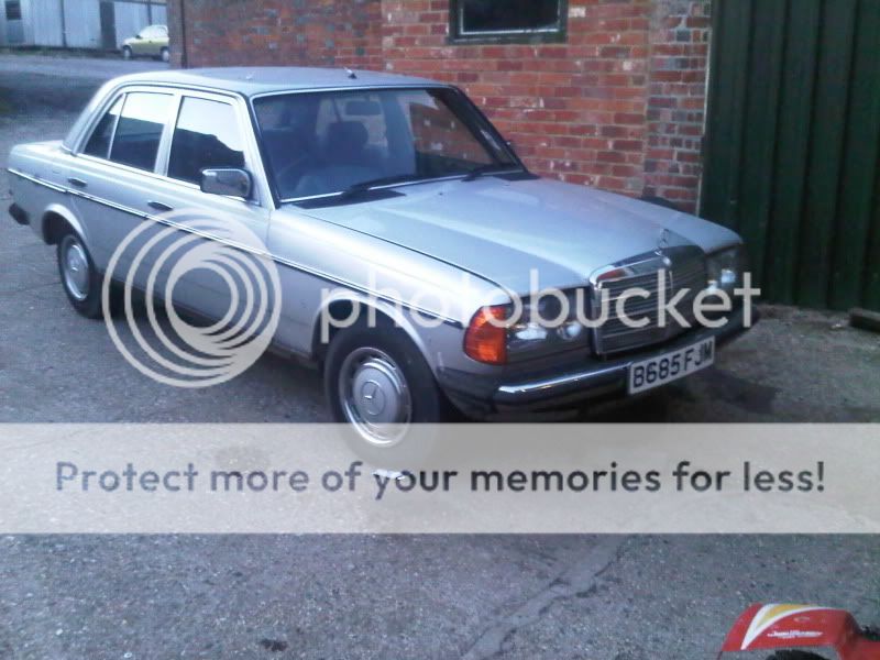 Merc 200 W123 £300 Reading | Retro Rides