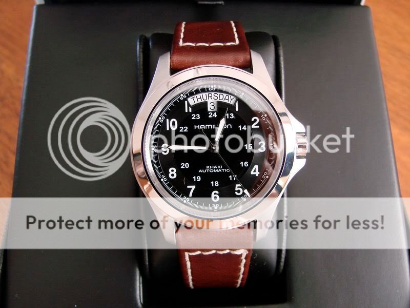 Automatic, mechanical watch with tritium ilumination, with a day and ...